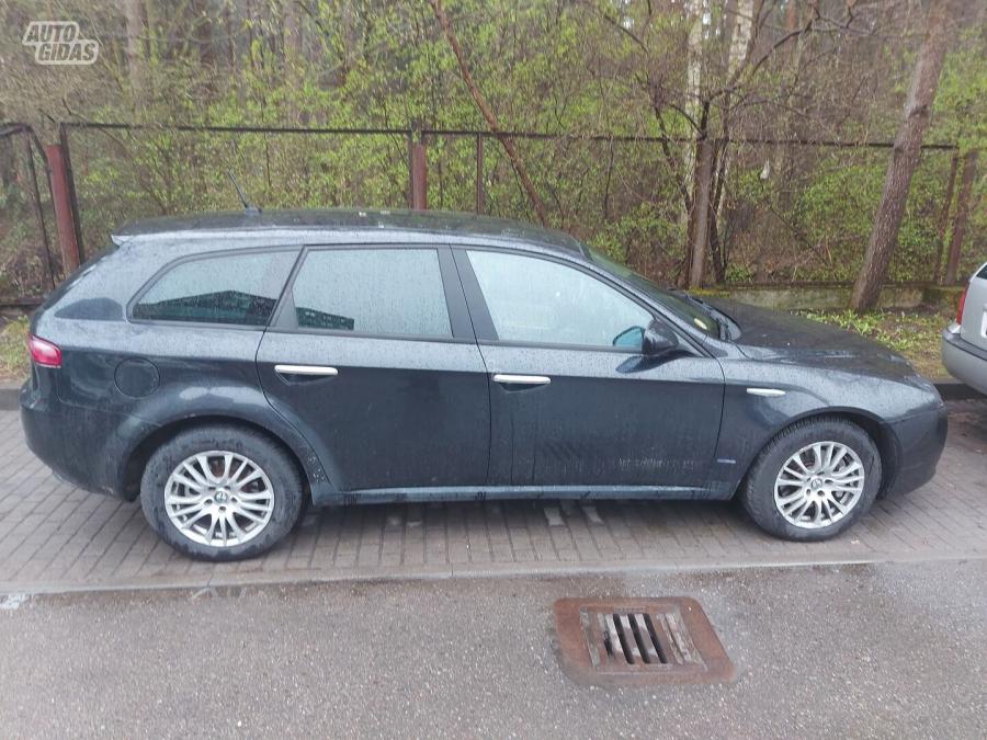 Black Alfa Romeo 159 2008 in Vilnius, with an engine capacity of 1.90 L and mileage of 275 thousand km for 1200 €, photo 3 on AUTOMOTO.COM.LV