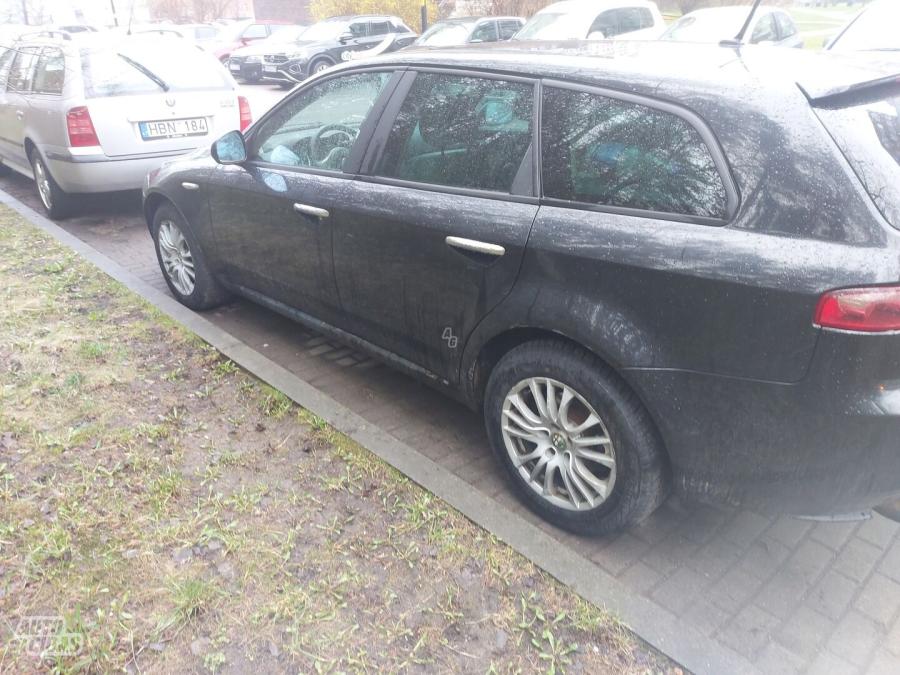 Black Alfa Romeo 159 2008 in Vilnius, with an engine capacity of 1.90 L and mileage of 275 thousand km for 1200 €, photo 6 on AUTOMOTO.COM.LV
