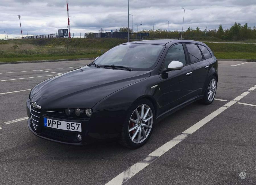Black Alfa Romeo 159 2009 in Siauliai, with an engine capacity of 1.91 L and mileage of 300 thousand km for 1500 €, photo 1 on AUTOMOTO.COM.LV