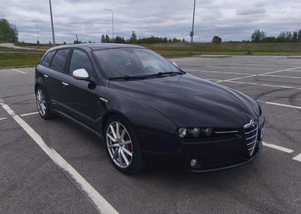 Black Alfa Romeo 159 2009 in Siauliai, with an engine capacity of 1.91 L and mileage of 300 thousand km for 1500 €, photo 2 on AUTOMOTO.COM.LV