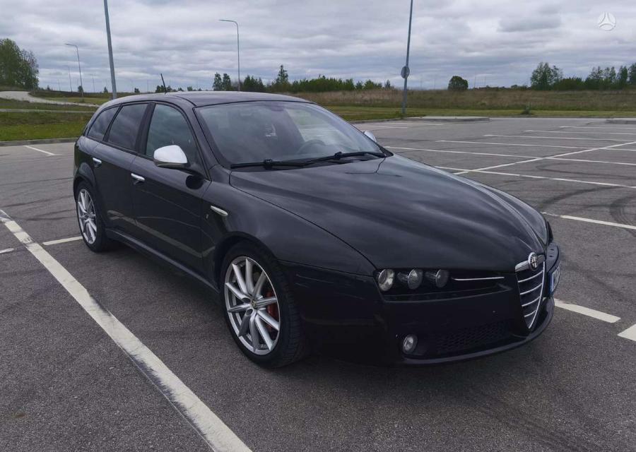 Black Alfa Romeo 159 2009 in Siauliai, with an engine capacity of 1.91 L and mileage of 300 thousand km for 1500 €, photo 2 on AUTOMOTO.COM.LV