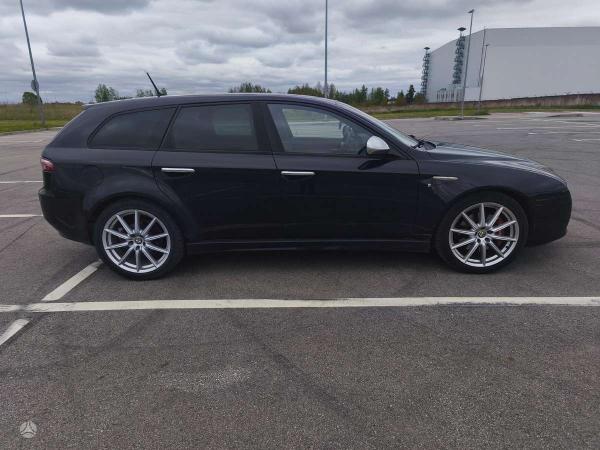 Black Alfa Romeo 159 2009 in Siauliai, with an engine capacity of 1.91 L and mileage of 300 thousand km for 1500 €, photo 3 on AUTOMOTO.COM.LV