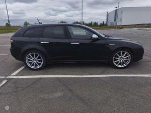Black Alfa Romeo 159 2009 in Siauliai, with an engine capacity of 1.91 L and mileage of 300 thousand km for 1500 €, photo 3 on AUTOMOTO.COM.LV
