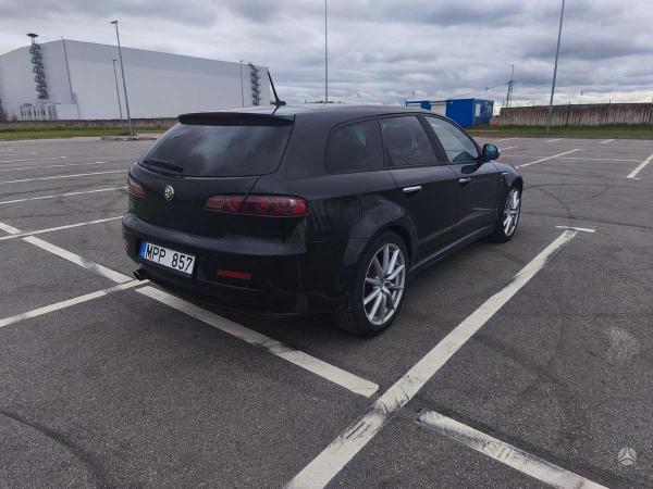 Black Alfa Romeo 159 2009 in Siauliai, with an engine capacity of 1.91 L and mileage of 300 thousand km for 1500 €, photo 5 on AUTOMOTO.COM.LV