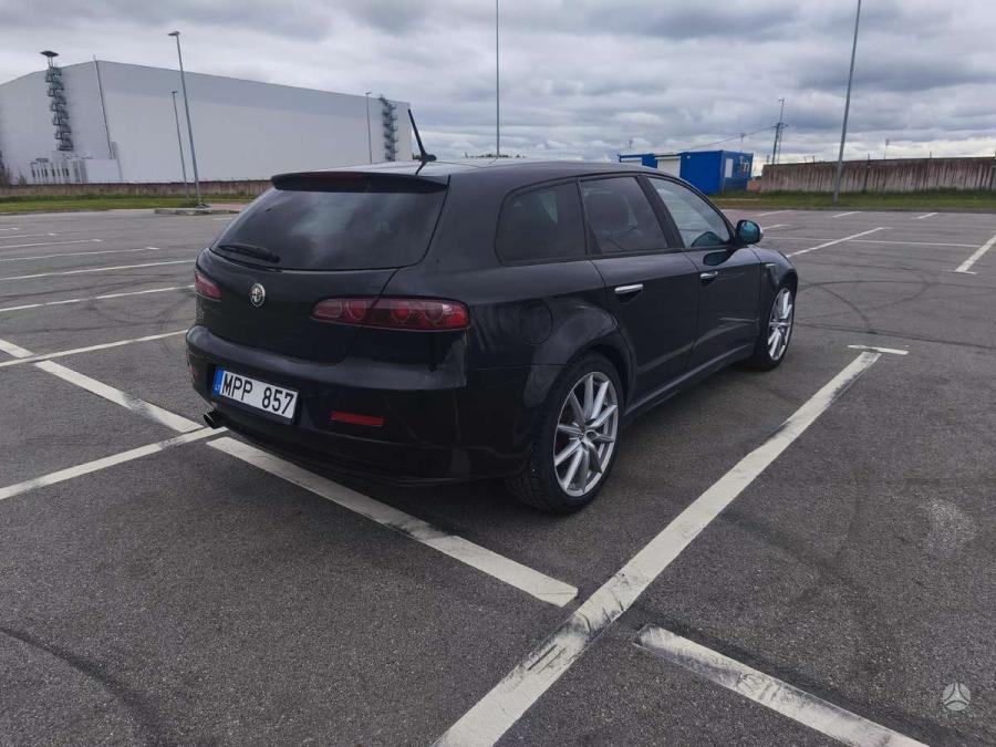 Black Alfa Romeo 159 2009 in Siauliai, with an engine capacity of 1.91 L and mileage of 300 thousand km for 1500 €, photo 5 on AUTOMOTO.COM.LV
