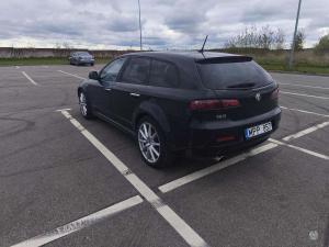 Black Alfa Romeo 159 2009 in Siauliai, with an engine capacity of 1.91 L and mileage of 300 thousand km for 1500 €, photo 6 on AUTOMOTO.COM.LV