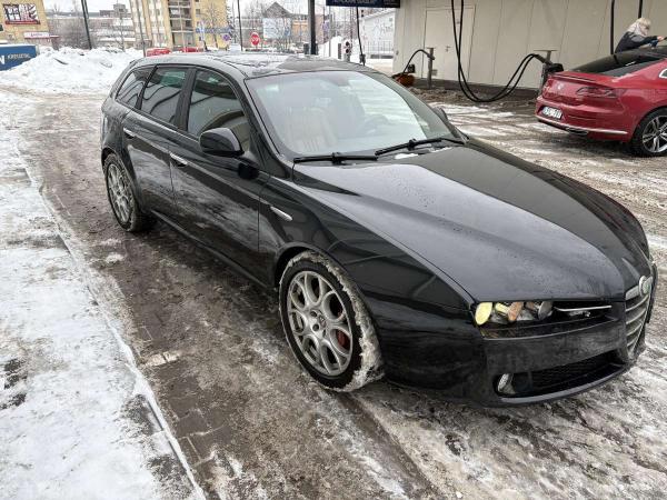 Black Alfa Romeo 159 2009 in Vilnius, with an engine capacity of 1.96 L and mileage of 310 thousand km for 2000 €, photo 3 on AUTOMOTO.COM.LV