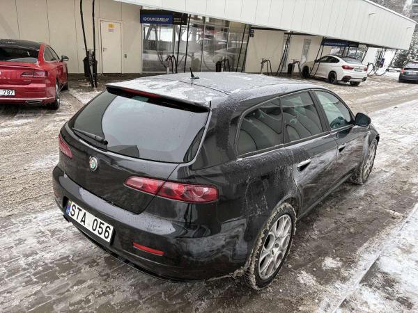 Black Alfa Romeo 159 2009 in Vilnius, with an engine capacity of 1.96 L and mileage of 310 thousand km for 2000 €, photo 4 on AUTOMOTO.COM.LV