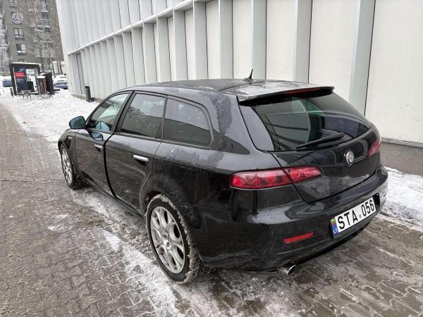 Black Alfa Romeo 159 2009 in Vilnius, with an engine capacity of 1.96 L and mileage of 310 thousand km for 2000 €, photo 5 on AUTOMOTO.COM.LV