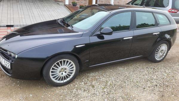 Melns Alfa Romeo 159 2009 Viļņa, ar dzinēja tilpumu 1.91 L un nobraukumu 328 tūkst. km par 2200 €, foto 2 vietnē AUTOMOTO.COM.LV