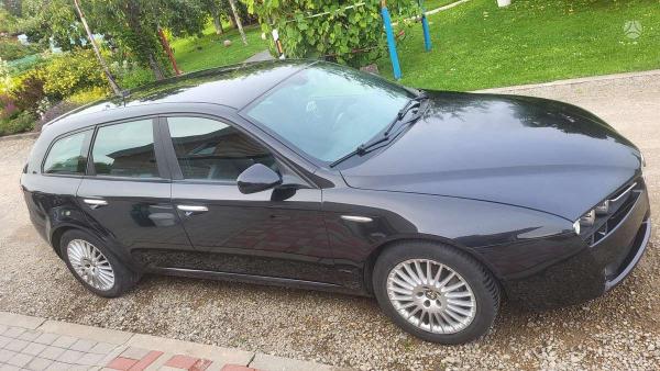 Melns Alfa Romeo 159 2009 Viļņa, ar dzinēja tilpumu 1.91 L un nobraukumu 328 tūkst. km par 2200 €, foto 4 vietnē AUTOMOTO.COM.LV
