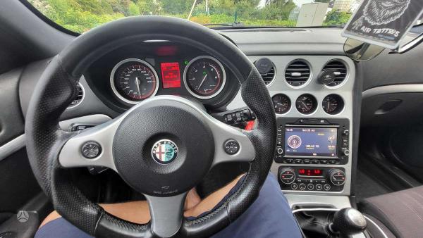 Melns Alfa Romeo 159 2009 Viļņa, ar dzinēja tilpumu 1.91 L un nobraukumu 328 tūkst. km par 2200 €, foto 7 vietnē AUTOMOTO.COM.LV