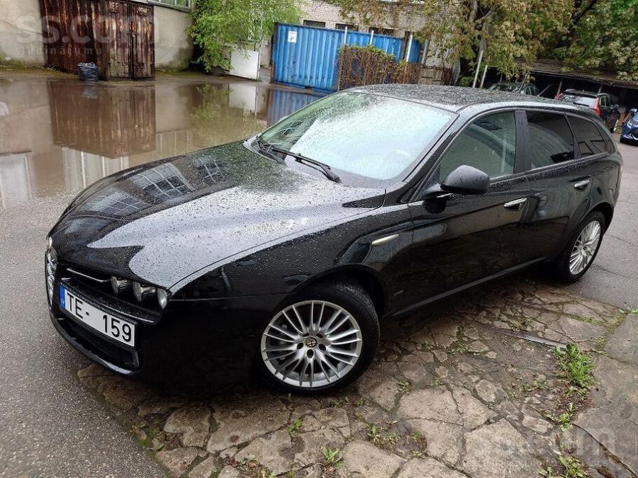 Black Alfa Romeo 159 2010 in Riga, with an engine capacity of 1.80 L and mileage of 156 thousand km for 4750 €, photo 1 on AUTOMOTO.COM.LV
