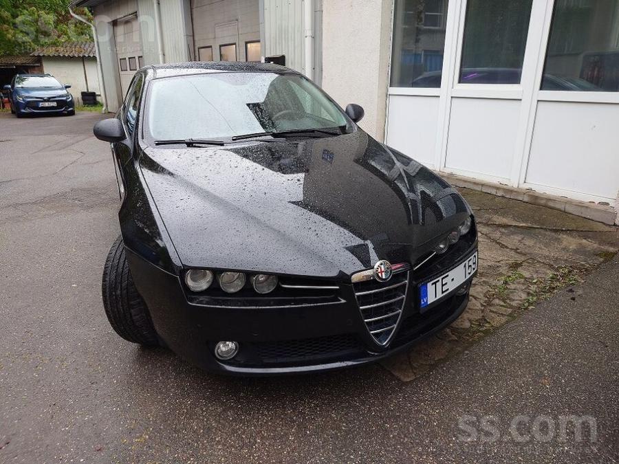 Black Alfa Romeo 159 2010 in Riga, with an engine capacity of 1.80 L and mileage of 156 thousand km for 4750 €, photo 2 on AUTOMOTO.COM.LV