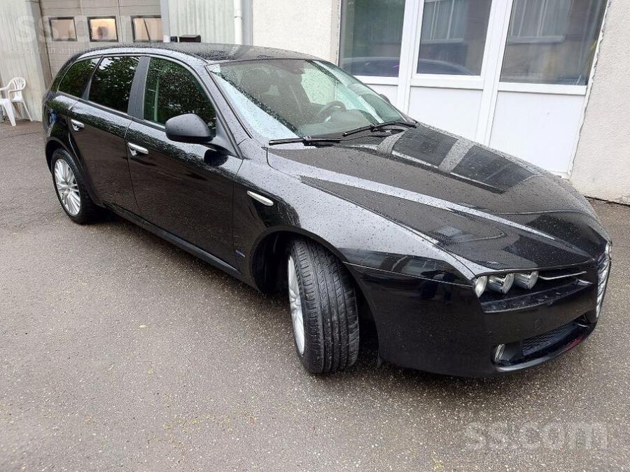 Black Alfa Romeo 159 2010 in Riga, with an engine capacity of 1.80 L and mileage of 156 thousand km for 4750 €, photo 3 on AUTOMOTO.COM.LV