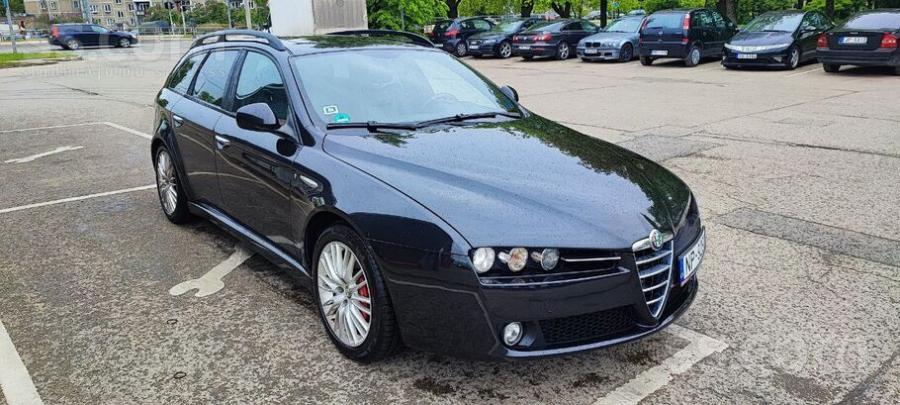 Black Alfa Romeo 159 2011 in Riga, with an engine capacity of 1.80 L and mileage of 290 thousand km for 2700 €, photo 10 on AUTOMOTO.COM.LV