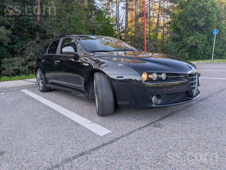 Black Alfa Romeo 159 2012 in Jekabpils, with an engine capacity of 2.00 L and mileage of 269 thousand km for 3999 €, photo 3 on AUTOMOTO.COM.LV