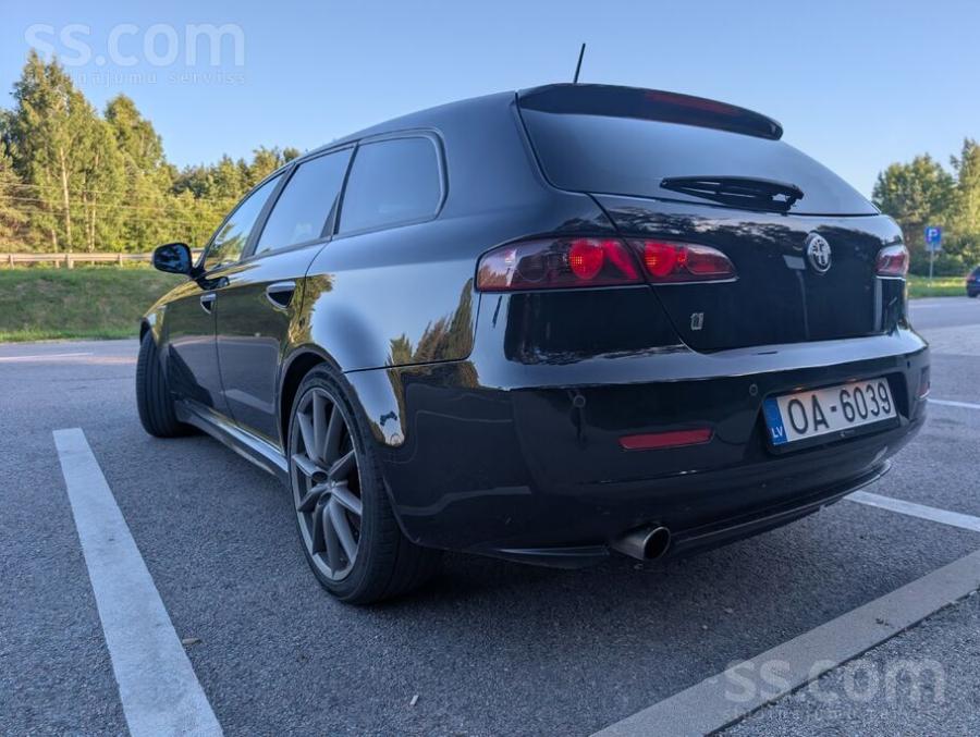 Black Alfa Romeo 159 2012 in Jekabpils, with an engine capacity of 2.00 L and mileage of 269 thousand km for 3999 €, photo 5 on AUTOMOTO.COM.LV