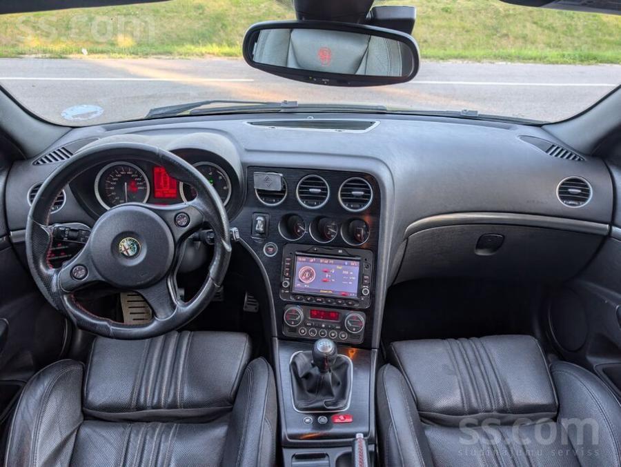Black Alfa Romeo 159 2012 in Jekabpils, with an engine capacity of 2.00 L and mileage of 269 thousand km for 3999 €, photo 6 on AUTOMOTO.COM.LV