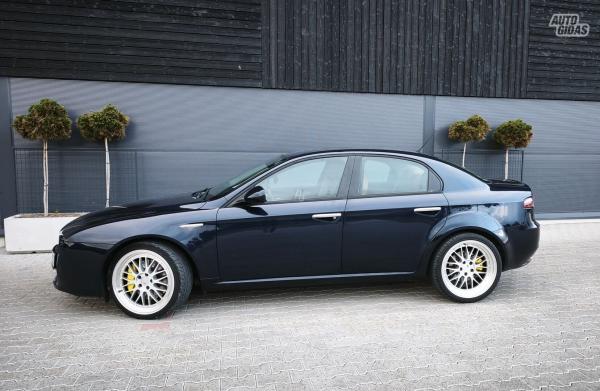 Blue Alfa Romeo 159 2006 in Siauliai, with an engine capacity of 2.40 L and mileage of 370 thousand km for 3850 €, photo 3 on AUTOMOTO.COM.LV