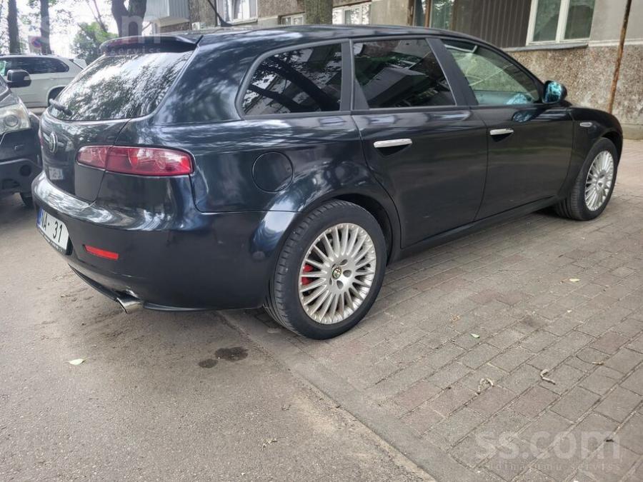 Blue Alfa Romeo 159 2006 in Riga, with an engine capacity of 2.40 L and mileage of 389 thousand km for 2200 €, photo 8 on AUTOMOTO.COM.LV