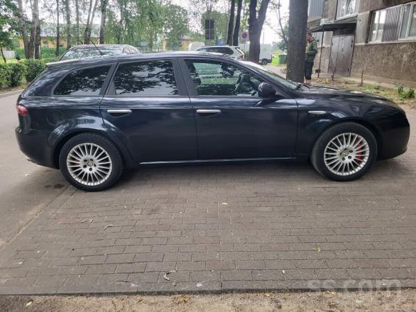 Blue Alfa Romeo 159 2006 in Riga, with an engine capacity of 2.40 L and mileage of 389 thousand km for 2200 €, photo 8 on AUTOMOTO.COM.LV