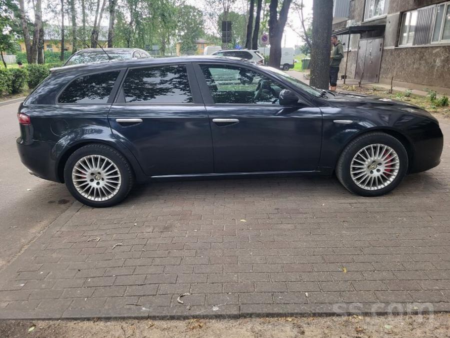 Blue Alfa Romeo 159 2006 in Riga, with an engine capacity of 2.40 L and mileage of 389 thousand km for 2200 €, photo 9 on AUTOMOTO.COM.LV