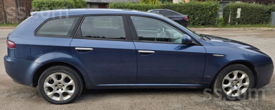 Blue Alfa Romeo 159 2006 in Talsi, with an engine capacity of 1.90 L and mileage of 278 thousand km for 1800 €, photo 8 on AUTOMOTO.COM.LV