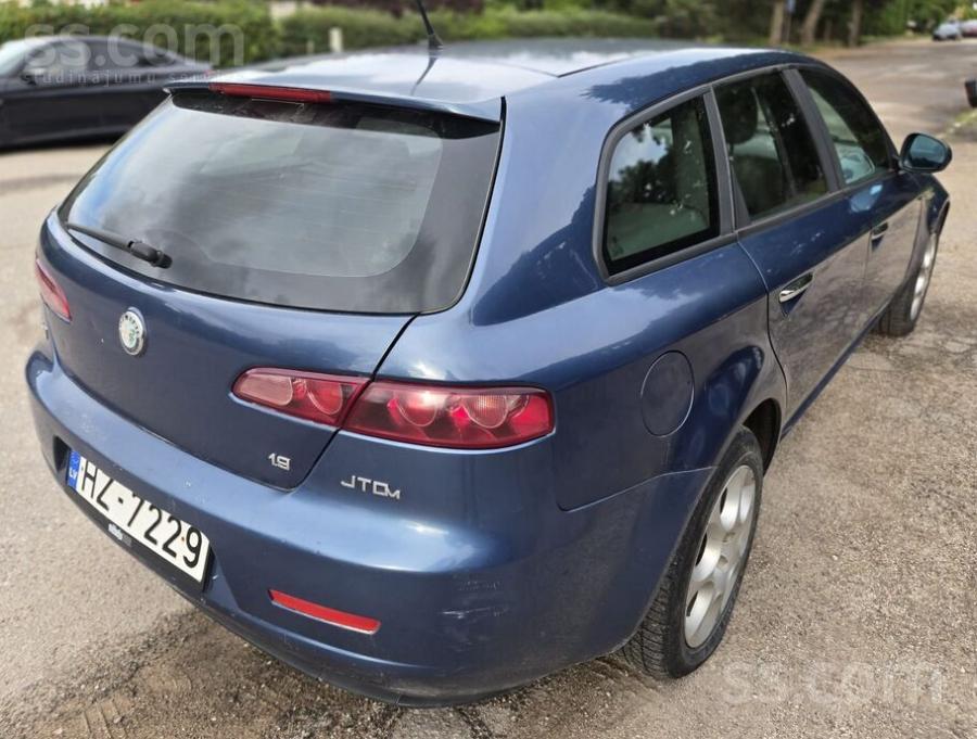 Blue Alfa Romeo 159 2006 in Talsi, with an engine capacity of 1.90 L and mileage of 278 thousand km for 1800 €, photo 9 on AUTOMOTO.COM.LV