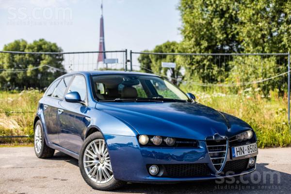 Blue Alfa Romeo 159 2007 in Riga, with an engine capacity of 2.40 L and mileage of 337 thousand km for 3590 €, photo 2 on AUTOMOTO.COM.LV