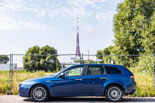 Blue Alfa Romeo 159 2007 in Riga, with an engine capacity of 2.40 L and mileage of 337 thousand km for 3590 €, photo 4 on AUTOMOTO.COM.LV