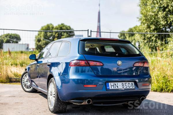 Blue Alfa Romeo 159 2007 in Riga, with an engine capacity of 2.40 L and mileage of 337 thousand km for 3590 €, photo 6 on AUTOMOTO.COM.LV