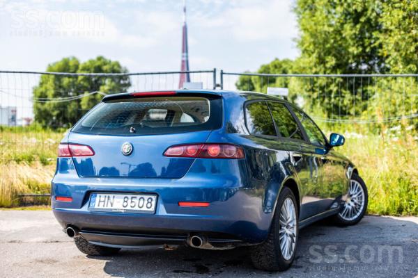 Blue Alfa Romeo 159 2007 in Riga, with an engine capacity of 2.40 L and mileage of 337 thousand km for 3590 €, photo 7 on AUTOMOTO.COM.LV