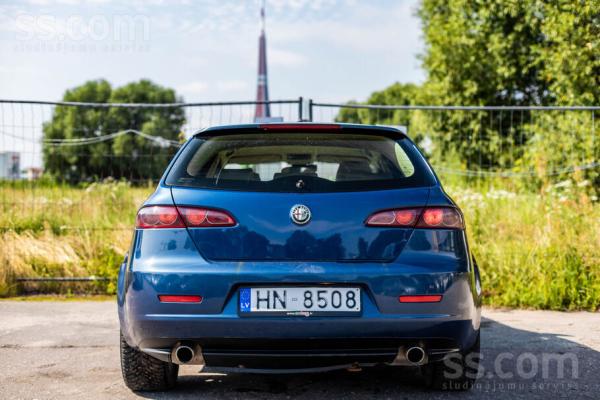 Blue Alfa Romeo 159 2007 in Riga, with an engine capacity of 2.40 L and mileage of 337 thousand km for 3590 €, photo 8 on AUTOMOTO.COM.LV