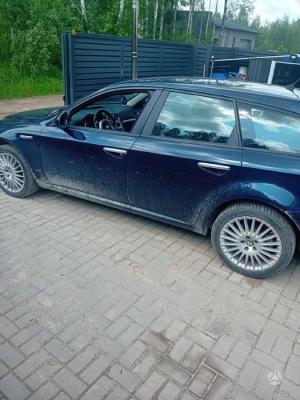Zils Alfa Romeo 159 2008 Viļņa, ar dzinēja tilpumu 1.80 L un nobraukumu 270 tūkst. km par 1500 €, foto 2 vietnē AUTOMOTO.COM.LV