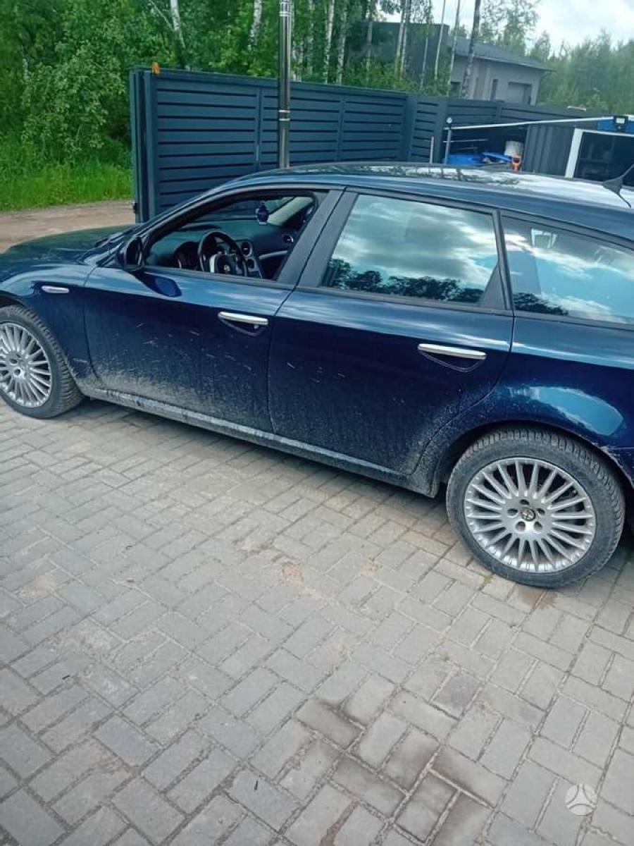 Zils Alfa Romeo 159 2008 Viļņa, ar dzinēja tilpumu 1.80 L un nobraukumu 270 tūkst. km par 1500 €, foto 2 vietnē AUTOMOTO.COM.LV