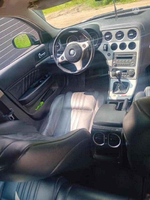 Zils Alfa Romeo 159 2008 Viļņa, ar dzinēja tilpumu 1.80 L un nobraukumu 270 tūkst. km par 1500 €, foto 5 vietnē AUTOMOTO.COM.LV