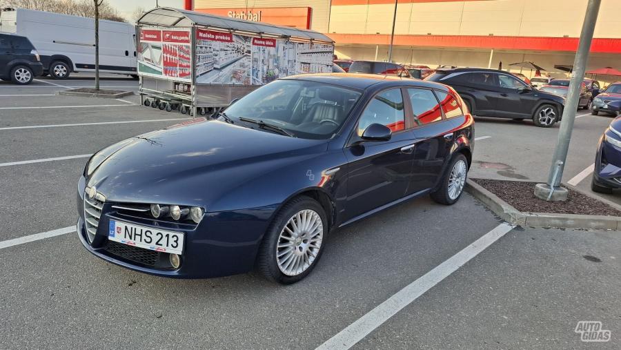 Zils Alfa Romeo 159 2008 Viļņa, ar dzinēja tilpumu 1.80 L un nobraukumu 282 tūkst. km par 800 €, foto 1 vietnē AUTOMOTO.COM.LV