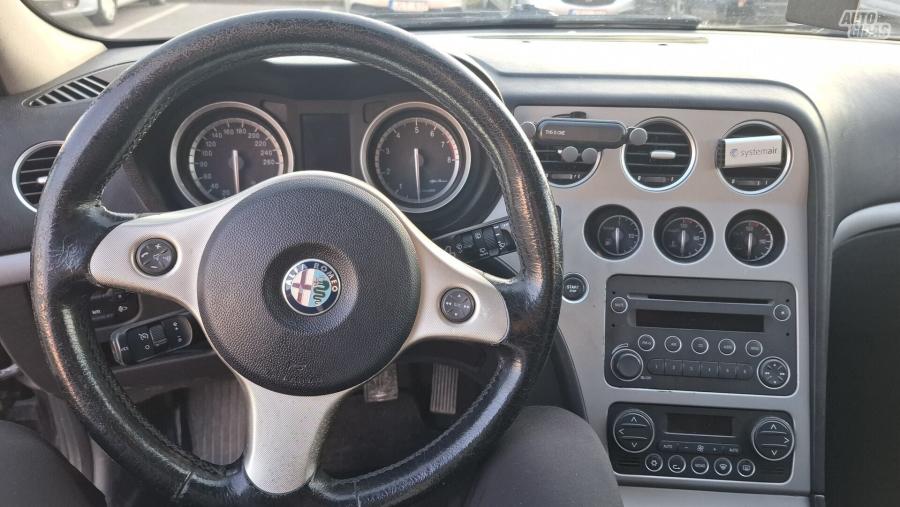 Zils Alfa Romeo 159 2008 Viļņa, ar dzinēja tilpumu 1.80 L un nobraukumu 282 tūkst. km par 800 €, foto 13 vietnē AUTOMOTO.COM.LV