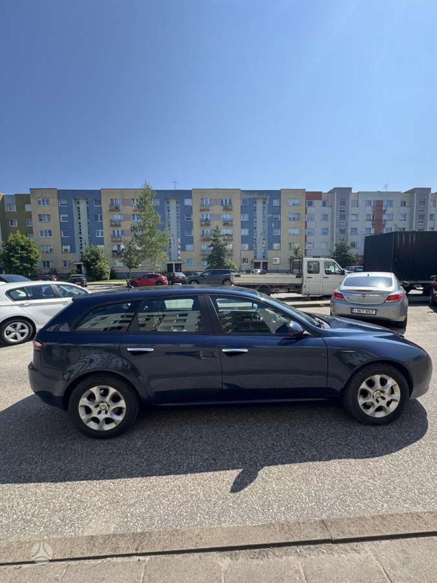 Zils Alfa Romeo 159 2008 Viļņa, ar dzinēja tilpumu 1.91 L un nobraukumu 275 tūkst. km par 2200 €, foto 5 vietnē AUTOMOTO.COM.LV
