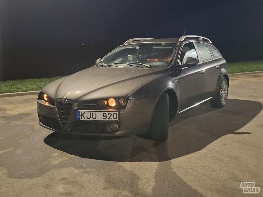 Brown Alfa Romeo 159 2006 in Mazeikiai, with an engine capacity of 2.40 L and mileage of 360 thousand km for 1900 €, photo 2 on AUTOMOTO.COM.LV