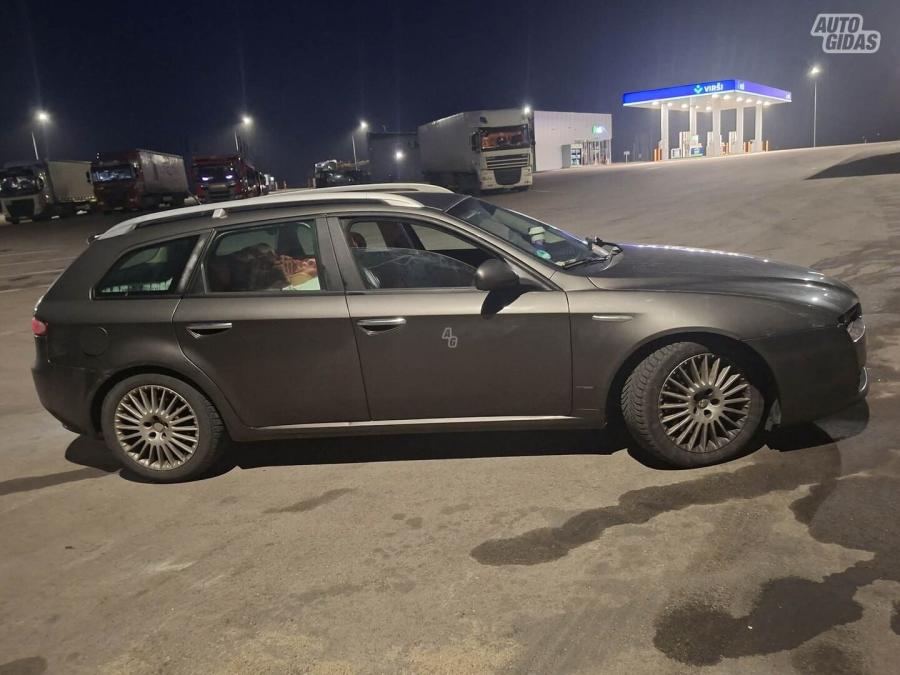 Brown Alfa Romeo 159 2006 in Mazeikiai, with an engine capacity of 2.40 L and mileage of 360 thousand km for 1900 €, photo 5 on AUTOMOTO.COM.LV