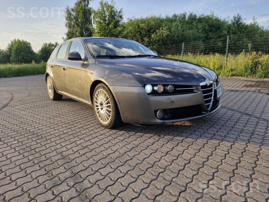 Brown Alfa Romeo 159 2006 in Ventspils, with an engine capacity of 2.40 L and mileage of 291 thousand km for 2400 €, photo 1 on AUTOMOTO.COM.LV