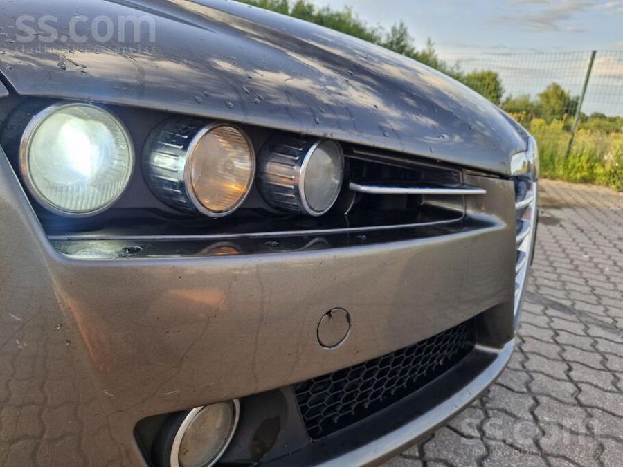 Brown Alfa Romeo 159 2006 in Ventspils, with an engine capacity of 2.40 L and mileage of 291 thousand km for 2400 €, photo 5 on AUTOMOTO.COM.LV
