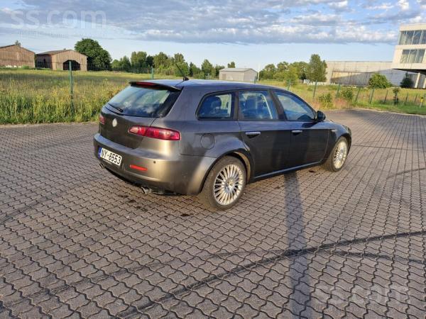 Brown Alfa Romeo 159 2006 in Ventspils, with an engine capacity of 2.40 L and mileage of 291 thousand km for 2400 €, photo 5 on AUTOMOTO.COM.LV