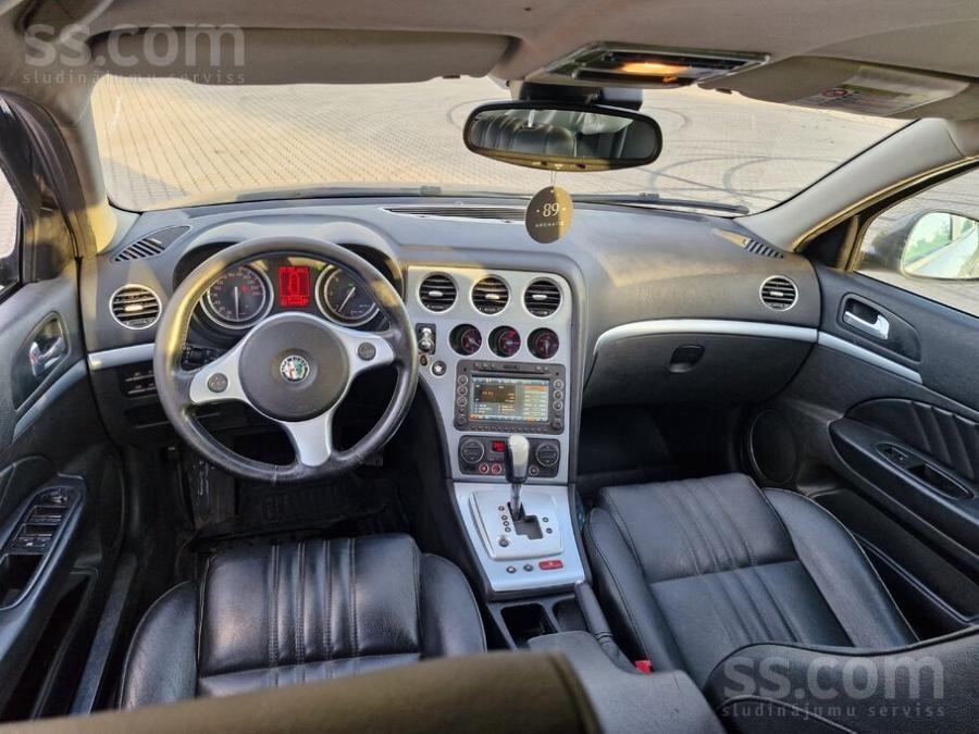 Brown Alfa Romeo 159 2006 in Ventspils, with an engine capacity of 2.40 L and mileage of 291 thousand km for 2400 €, photo 7 on AUTOMOTO.COM.LV