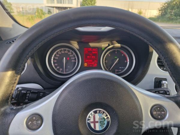 Brown Alfa Romeo 159 2006 in Ventspils, with an engine capacity of 2.40 L and mileage of 291 thousand km for 2400 €, photo 8 on AUTOMOTO.COM.LV
