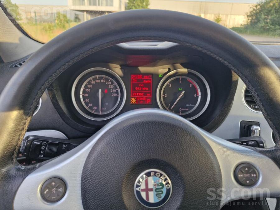 Brown Alfa Romeo 159 2006 in Ventspils, with an engine capacity of 2.40 L and mileage of 291 thousand km for 2400 €, photo 9 on AUTOMOTO.COM.LV