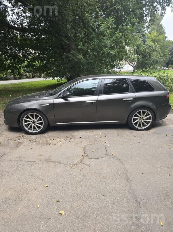 Brown Alfa Romeo 159 2007 in Riga, with an engine capacity of 1.90 L and mileage of 350 thousand km for 1175 €, photo 1 on AUTOMOTO.COM.LV