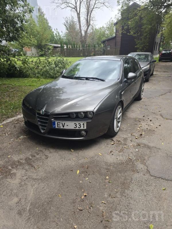 Brown Alfa Romeo 159 2007 in Riga, with an engine capacity of 1.90 L and mileage of 350 thousand km for 1175 €, photo 2 on AUTOMOTO.COM.LV